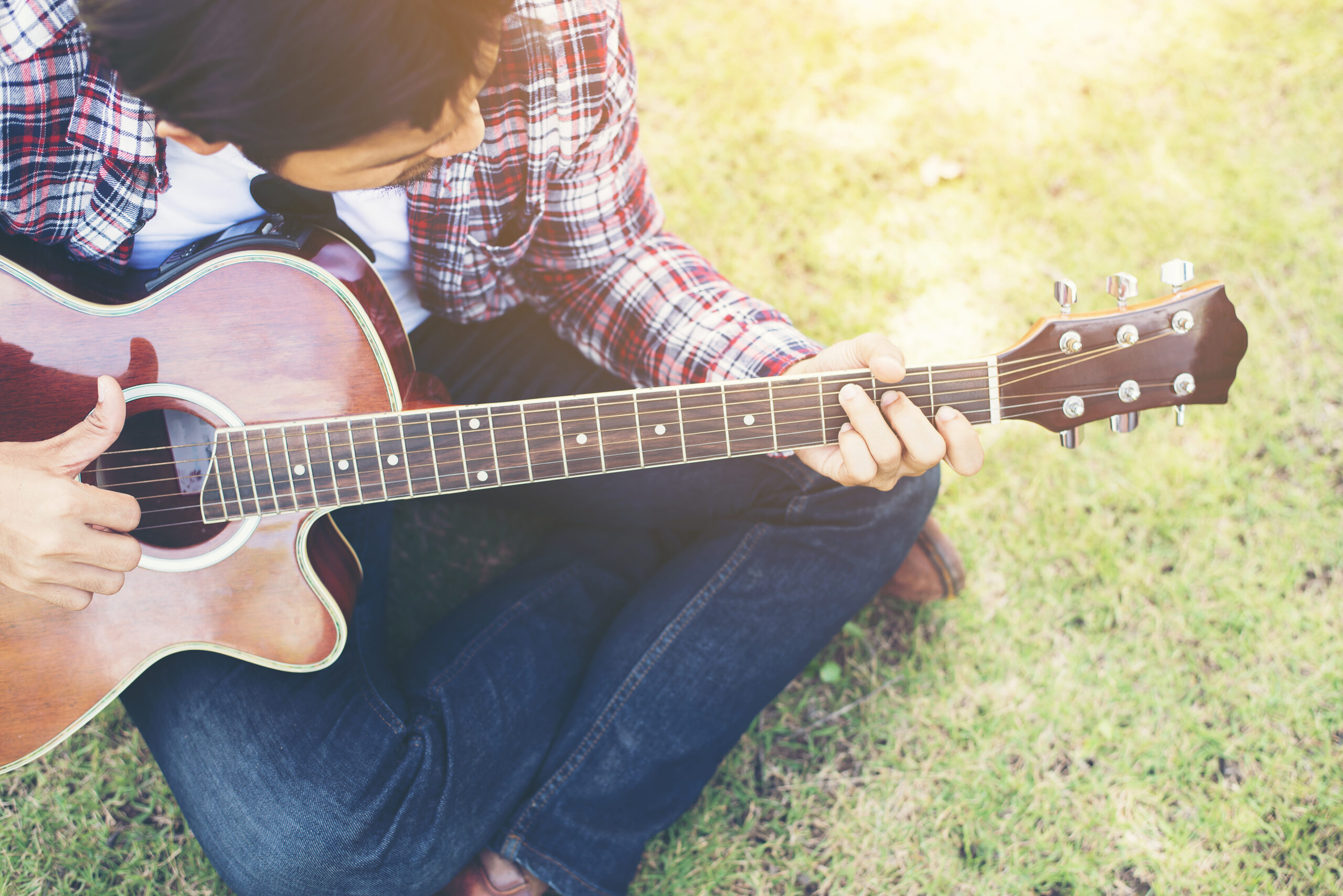 10 Gitar Akustik Terbaik di 2024
