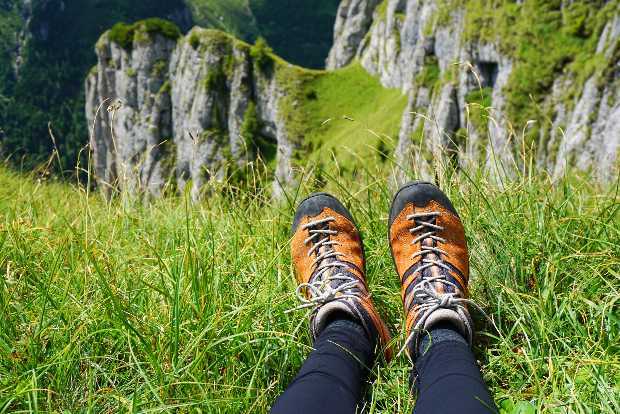 10 Sepatu Trekking Terbaik dan Terkuat di 2024