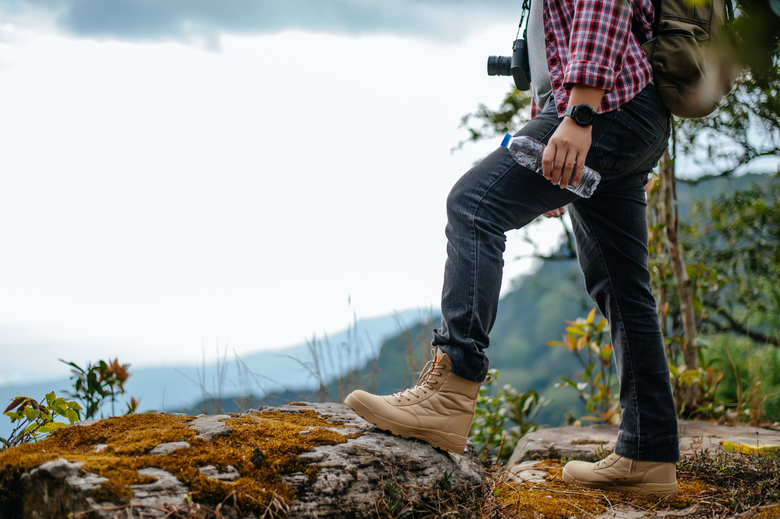10 Rekomendasi Sepatu Hiking Terbaik dan Tahan Lama